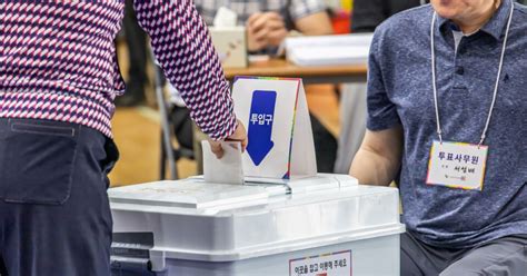 “누구세요” 경찰 투표소 무단침입 남성 조사