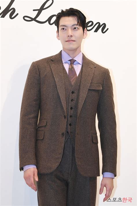 더쿠 오늘자 미친 수트핏 마네킹 몸매 김우빈