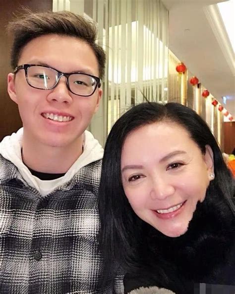 梁朝偉和舊愛雙雙曬春節全家福 現任秀愛犬 曾華倩曬兒子 每日頭條