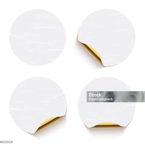 흰색 접착 둥근 스티커 황금 뒷면 컬링 세트 3d 원형 모양의 빈 종이 라벨 벡터 일러스트레이션 빛나는 껍질 효과와 구겨진 나쁜 배지 스티커에 대한 스톡 벡터 아트 및 기타
