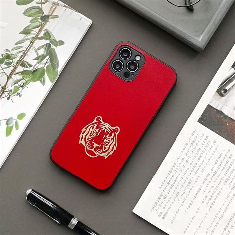 心有猛虎 紅色iphone15pro手機殼真皮14max保護套13全包蘋果12 Loowey 如瑋｜手機殼手機套人氣榜 Pinkoi