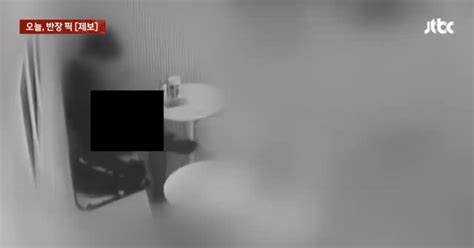 여성들 슬쩍 보고 옷에 손 넣고 만지작카페서 음란행위한 10대 영상