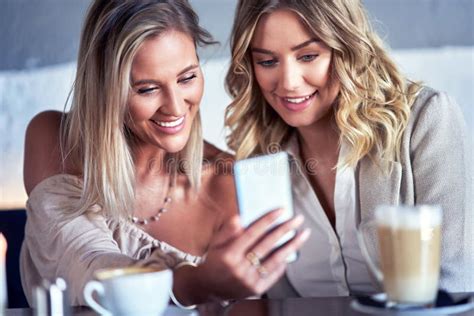 Due Ragazze Che Mangiano Pranzo In Ristorante E Che Per Mezzo Dello
