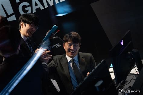 포토 T1 잡고 기뻐하는 농심 허영철 감독