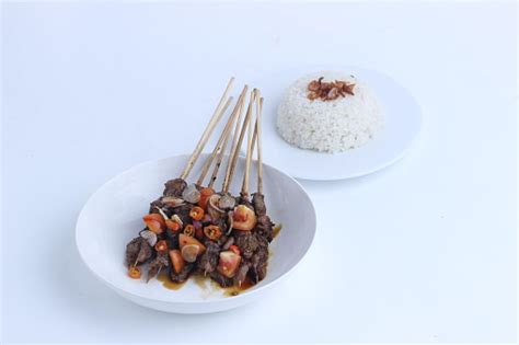 양고기 사테이와 인도네시아의 전통 음식은 흰색 배경에 고립되어 있습니다 꼬챙이에 대한 스톡 사진 및 기타 이미지 꼬챙이