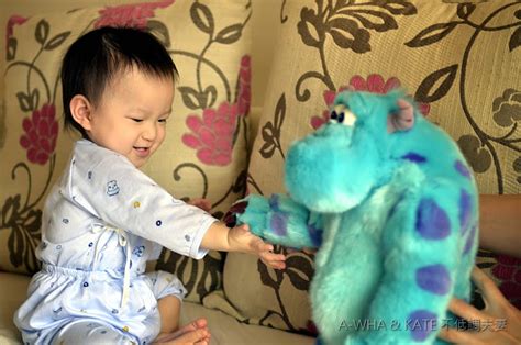 【香港迪士尼】disney購物指南必買紀念品特輯怪獸電力公司怪獸大學～毛怪蘇利文玩偶開箱 A Wha And Kate 不低調夫妻的窩