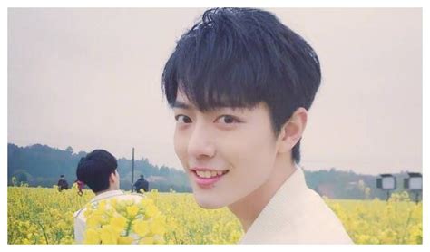 男明星眯眼笑的瞬间，躲过了朱一龙和肖战，却还是被他打败了