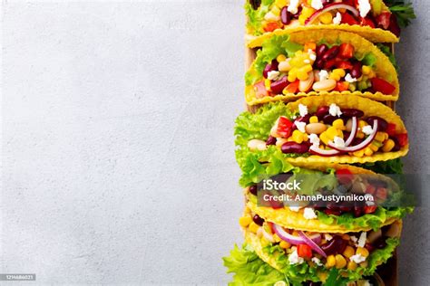 야채 콩을 혼합 채식 타코 회색 배경입니다 공간을 복사합니다 맨 위 보기 개체 그룹에 대한 스톡 사진 및 기타 이미지 개체 그룹 건강한 식생활 고기 Istock