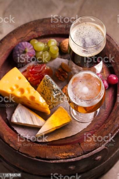 맥주와 치즈 나무 맥주 통에 치즈와 호두와 맥주 한 잔 에일 및 음식 컨셉 Ale에 대한 스톡 사진 및 기타 이미지 Ale