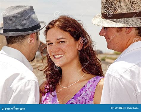Vrouw Met Twee Mannen Stock Foto Image Of Mensen Volwassen 16418824