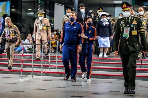 “ในหลวง พระราชินี” เสด็จฯ เยี่ยม พระองค์ภา พสกนิกรทยอยลงนามถวายพระพร