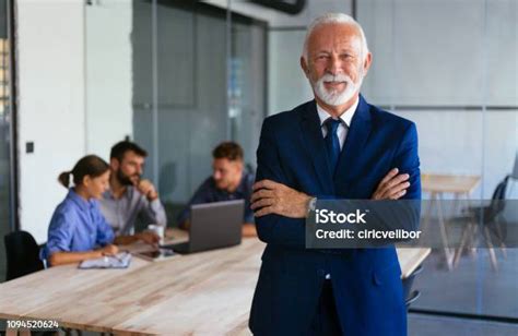 성숙한 사업가 백그라운드에서 사업 사람들의 그룹은 사무실에 서 서 권위에 대한 스톡 사진 및 기타 이미지 권위 수트 이사회실 Istock