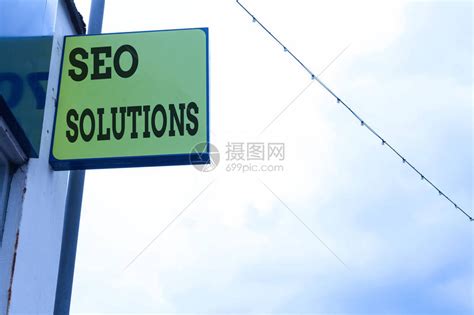 文字书写文本seo解决方案展示搜索引擎结果页面的商业照片按排名增加访问者街道上的绿色广告板高清图片下载 正版图片503741686 摄图网