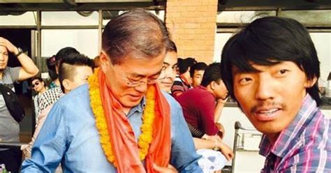 문재인 안경 받침대가 없어졌네네팔서 난감한 웃음