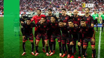 Jugadores de Xolos ladran mientras presentan su alineación vs Chivas