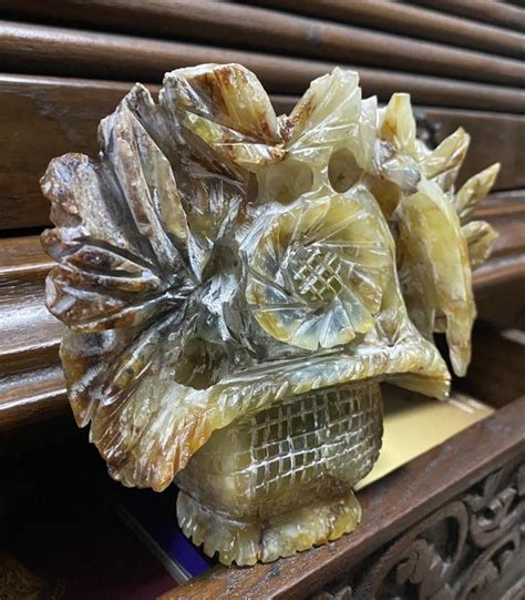 หินหยกแกะสลักลายช่อดอกไม้ ขนาดกว้าง 18 ซม สูง 14 ซม ราคา 8000บาท พร้อมจัดส่งฟรี Ennxo