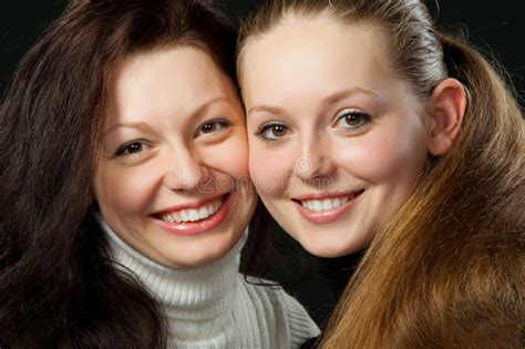 Deux Lesbiennes Soeurs Jumelles Belle Jeune Femme Bouclée En Robe