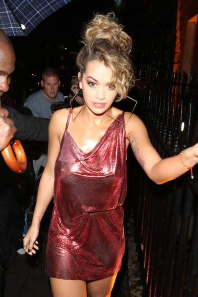 Rita Ora Seins Nus Sous Une Robe Transparente Elle Montre Son