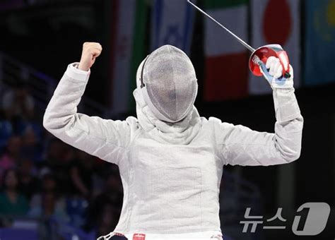 사진 주먹 불끈 쥔 전하영 머니s