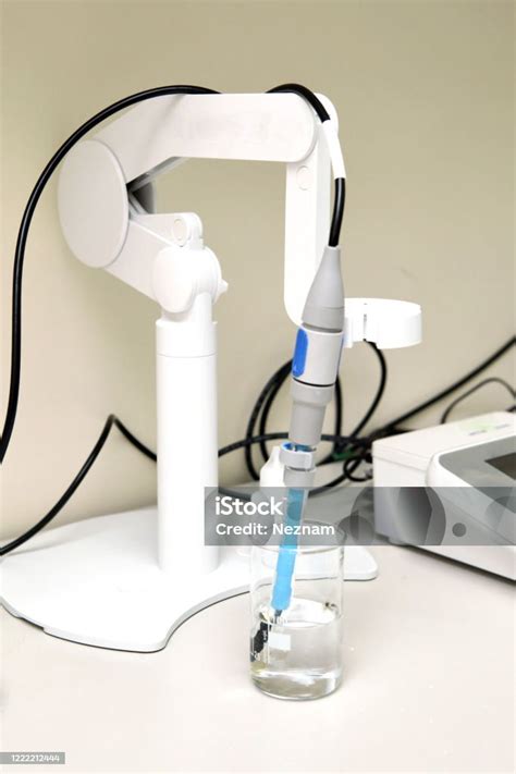 화학자는 용액의 강성에 대한 연구를 수행합니다 실험실 Ph 측정 Ph를 화학적으로 측정하는 장치입니다 제약 생산을위한 현대 장비 과학자 실험 산도 값에 대한 스톡 사진 및