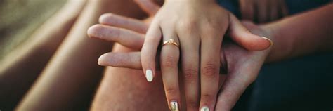 5 Alasan Kenapa Cincin Pernikahan Dipakaikan Di Jari Manismu