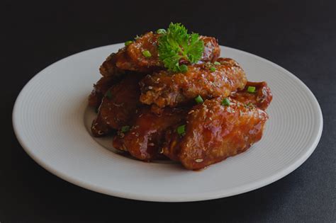 흰색 접시에 바베 큐 닭 날개 바비큐 소스를 찍기와 함께 제공 됩니다 수 제 바베 큐 닭 날개 축 축 하 고 매운 맛 바베 큐