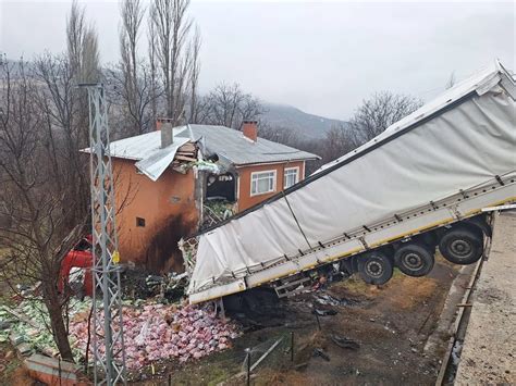 Sivas ta tır evin bahçesine devrildi sürücü yaralandı Haberler