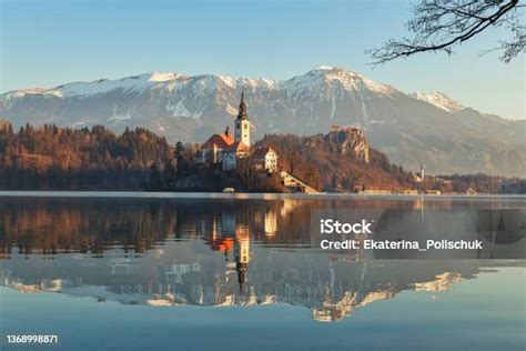 블레드 호수의 아름다운 전망 가장 유명한 슬로베니아 호수와 새벽에 마리아와 블레드 성의 가정의 순례 교회와 섬 블레드 0명에 대한 스톡 사진 및 기타 이미지 Istock
