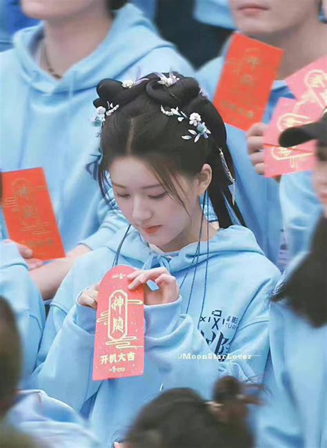 赵露思神隐出妆路透赵露思头顶古装发饰气质温婉 工作号
