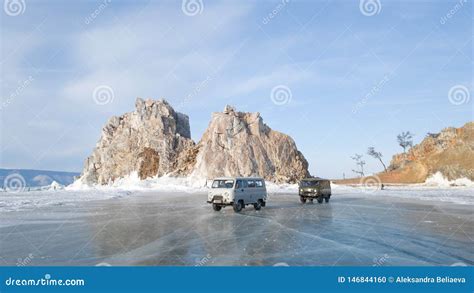 Dos Coches Viejos De La Excursi N En El Fondo De La Roca De Shamanka