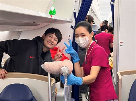 中国女篮回国同航班乘客共同庆祝亚洲杯夺冠 搜狐大视野 搜狐新闻