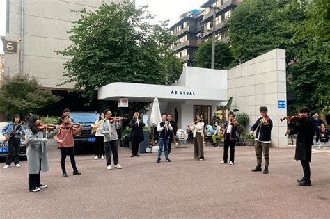 在街头奏响《我爱你中国》成都交响乐团带来一场艺术“快闪”音乐城市表演