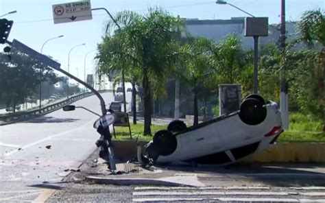 Criminosos Roubam Carro E Batem Em Poste Durante A Fuga Na Zona Leste