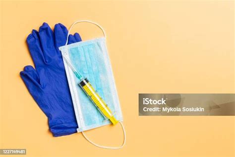 일회용 수술 마스크 라텍스 의료 장갑 과 오렌지 배경에 주사기의 상단보기 복사 공간이 있는 바이러스 보호 개념 개념에 대한 스톡 사진 및 기타 이미지 Istock
