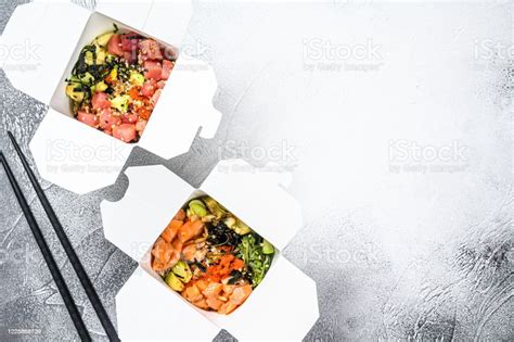 야채 연어 참치와 종이 상자에 웍 국수 길거리 음식 테이크 아웃 흰색 배경입니다 맨 위 보기 복사 공간 0명에 대한 스톡 사진