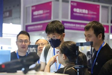 首创二维矢量反射式体全息、高亮大视野micro Oled光波导、国产光刻胶谷东科技“多箭齐发”闪耀光博会 艾邦arvr网