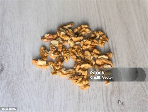 健康食品的背景圖像關閉核桃 白色灰色桌面視圖上的螺母紋理 照片檔及更多 健康飲食 照片 健康飲食 堆 大自然 Istock