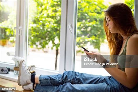 Stock Fotografie Kavkazská Dospívající Dívka Sedící U Okna A