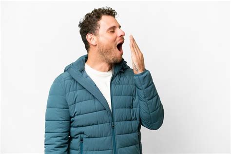 Hombre Brasileño Sobre Fondo Blanco Aislado Bostezando Y Cubriendo La