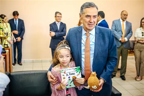 Autista Escritora Acreana De 7 Anos Entrega Livro De Sua Autoria Ao