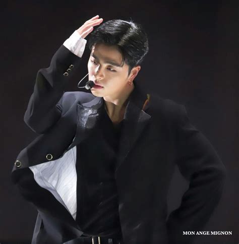 Koo Junhoe 고준회 Junhoe 준회 June Ikon 아이콘