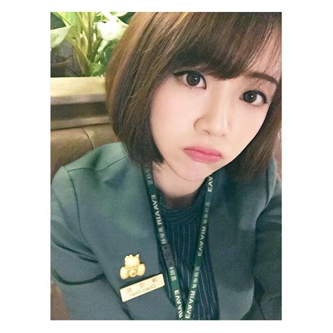 長榮短髮正妹空姐chiaro Chen 阿c 跟麥當勞叔叔合照大秀白皙筆直美腿 網路資源館