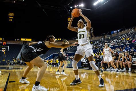 Michigan Womens Basketball Begins Season With Exhibition Win Over Gvsu