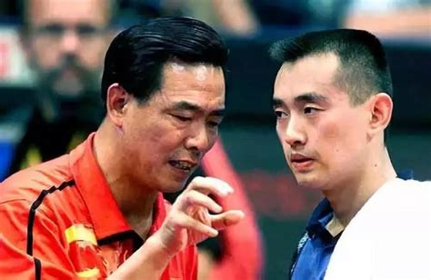 蔡振华再次拿起乒乓球拍，笑容满面精神十足，已离开中国体坛半年国乒