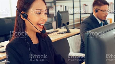 사무실에서 일하는 헤드셋을 착용한 비즈니스 인 It 지원에 대한 스톡 사진 및 기타 이미지 It 지원 가상 이벤트 고객