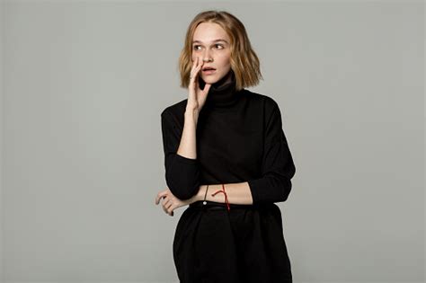 젊은 걱정 하 고 고민 하는 사려 깊은 매력적인 여자 금발 머리 가득 찬에 대한 스톡 사진 및 기타 이미지 가득 찬 갈색 검은색 Istock