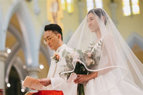 衛詩雅結婚衛詩雅夫妻婚禮上向伯樂敬茶 新人收雙封大利是場面感動 UHK 港生活
