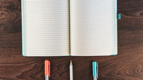 학교 개념으로 돌아갑니다 나무 배경에 학용품입니다 하얀 편지판에 학교 글자로 돌아갑니다 텍스트를 위한 공간을 복사합니다 선택적 초점 포함 0명에 대한 스톡 사진 및 기타