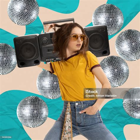현대 미술 콜라주 파티를 갖는 세련된 어린 소녀와 창조적 인 디자인 디스코 볼과 함께 고립 된 Oevr 다색 배경을 즐기는 음악 감상 라디오에 대한 스톡 사진 및 기타