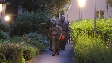 Hamburg Mann Bedroht Kinder Mit Waffe Sek Einsatz In Billstedt